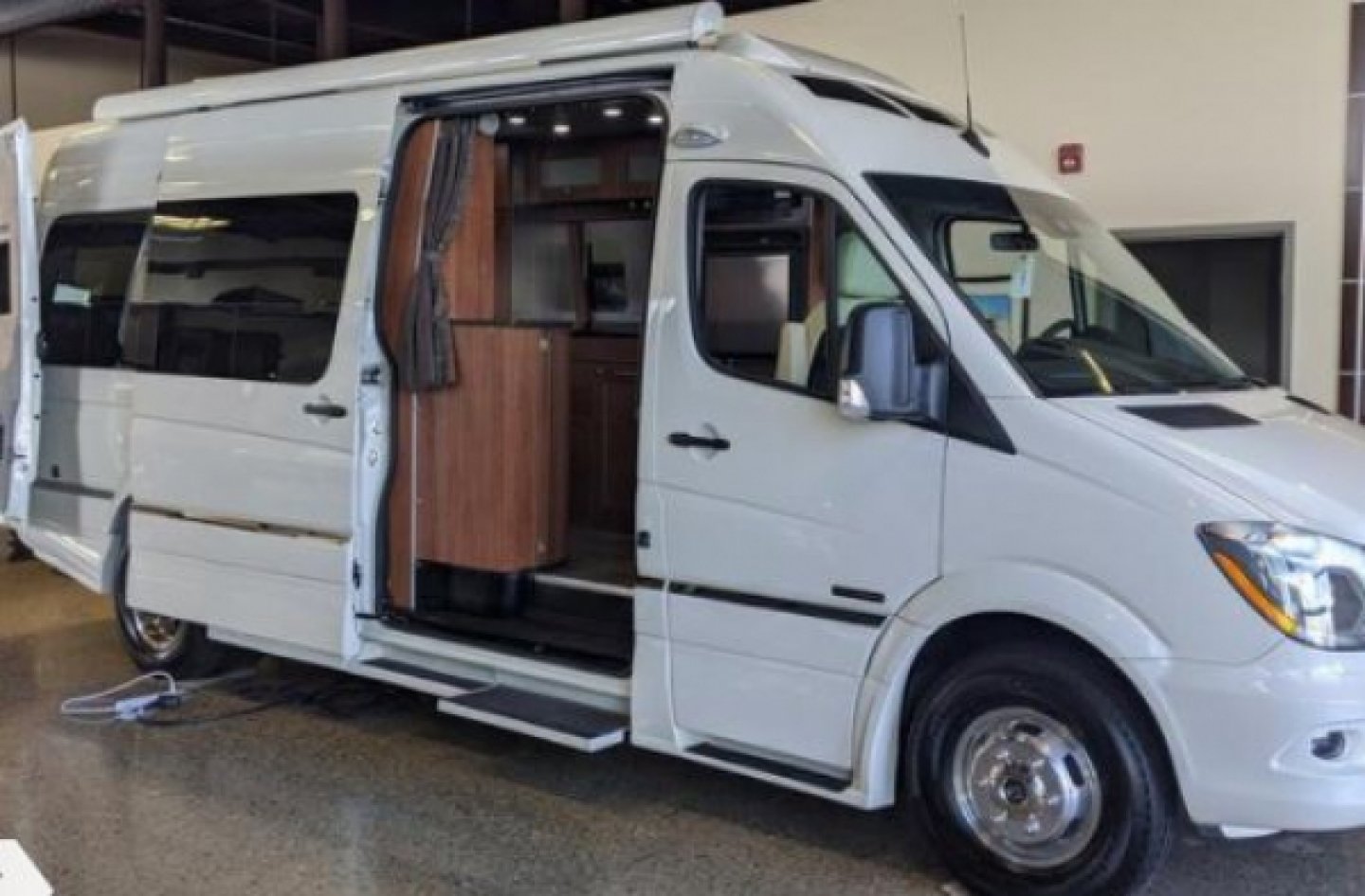 Roadtrek Sprinter Screen HM 1542 - Mobilife RV Centre